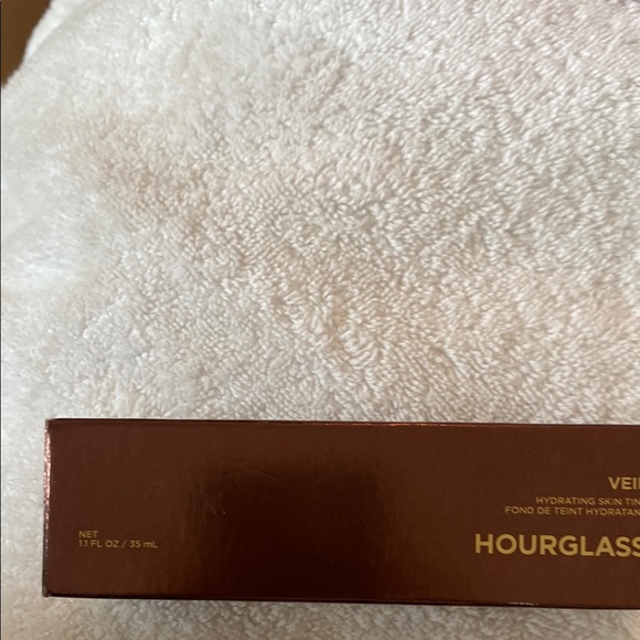 Hourglass | Makeup | Hourglass Veil Hydrating Skin Tint | Poshmark